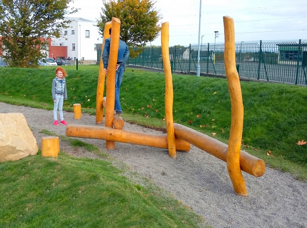 Balancing log walk | The Children's Playground Company